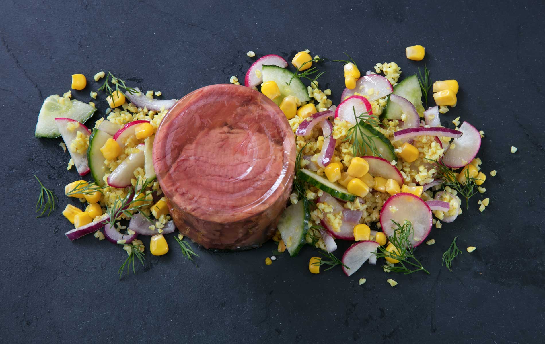 Simmenthal mit roten Zwiebeln, Gurken, Radieschen und Dill - Simmenthal