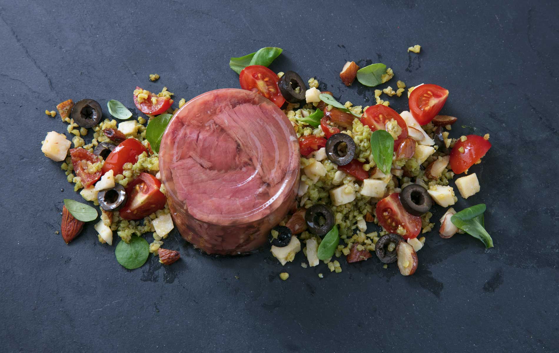 Simmenthal con pesto, Grana, mandorla, olive nere e pomodorini - Simmenthal